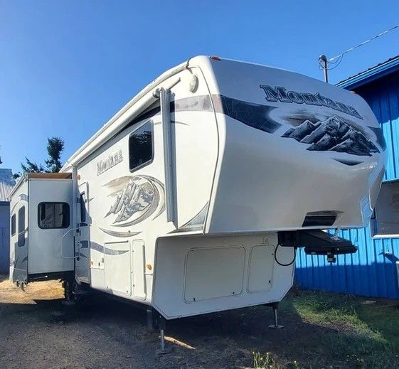 2009 Keystone Montana luxury 3465SA for Sale in Grand Ronde, OR - OfferUp