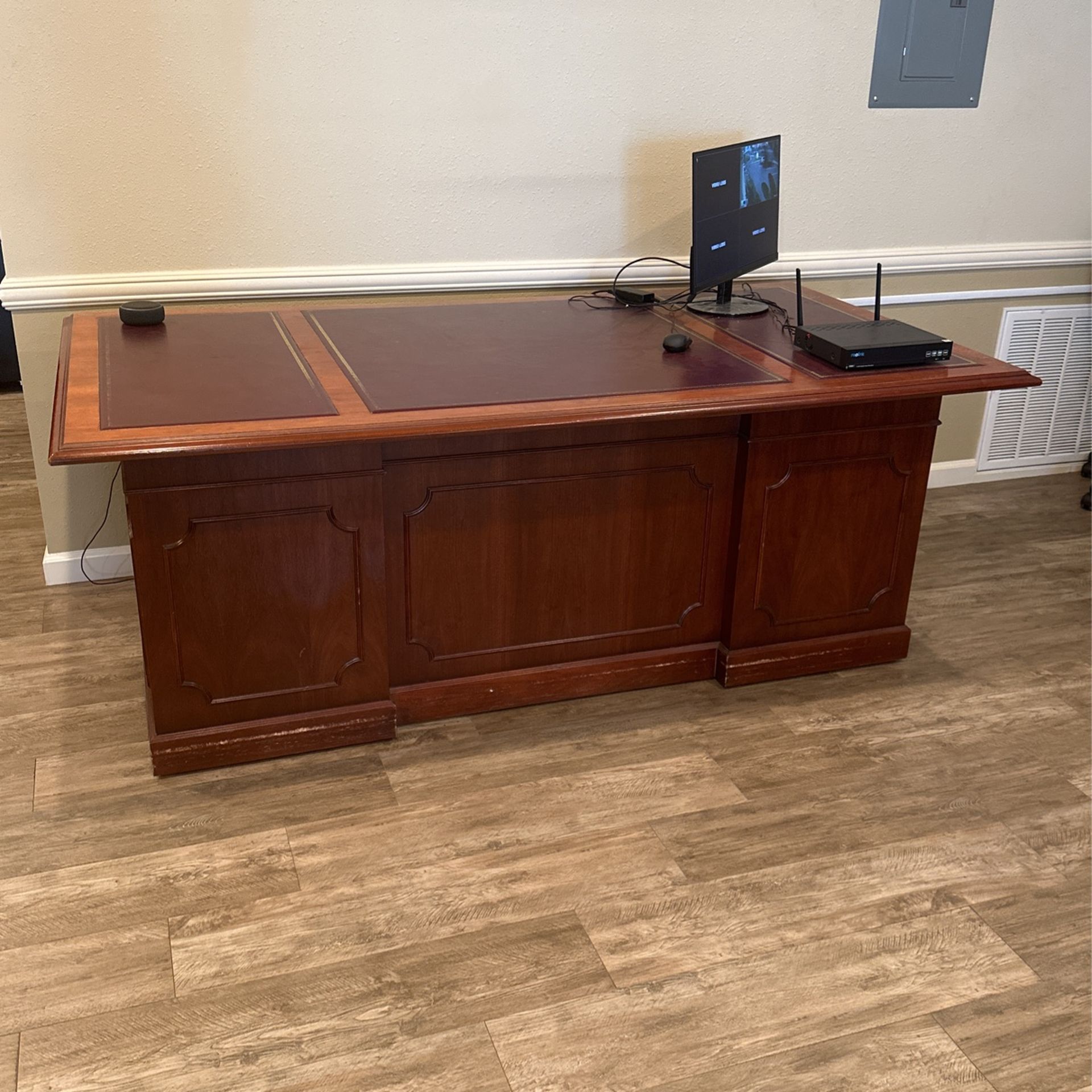Wood/Leather desk for Sale in Westminster, CA - OfferUp