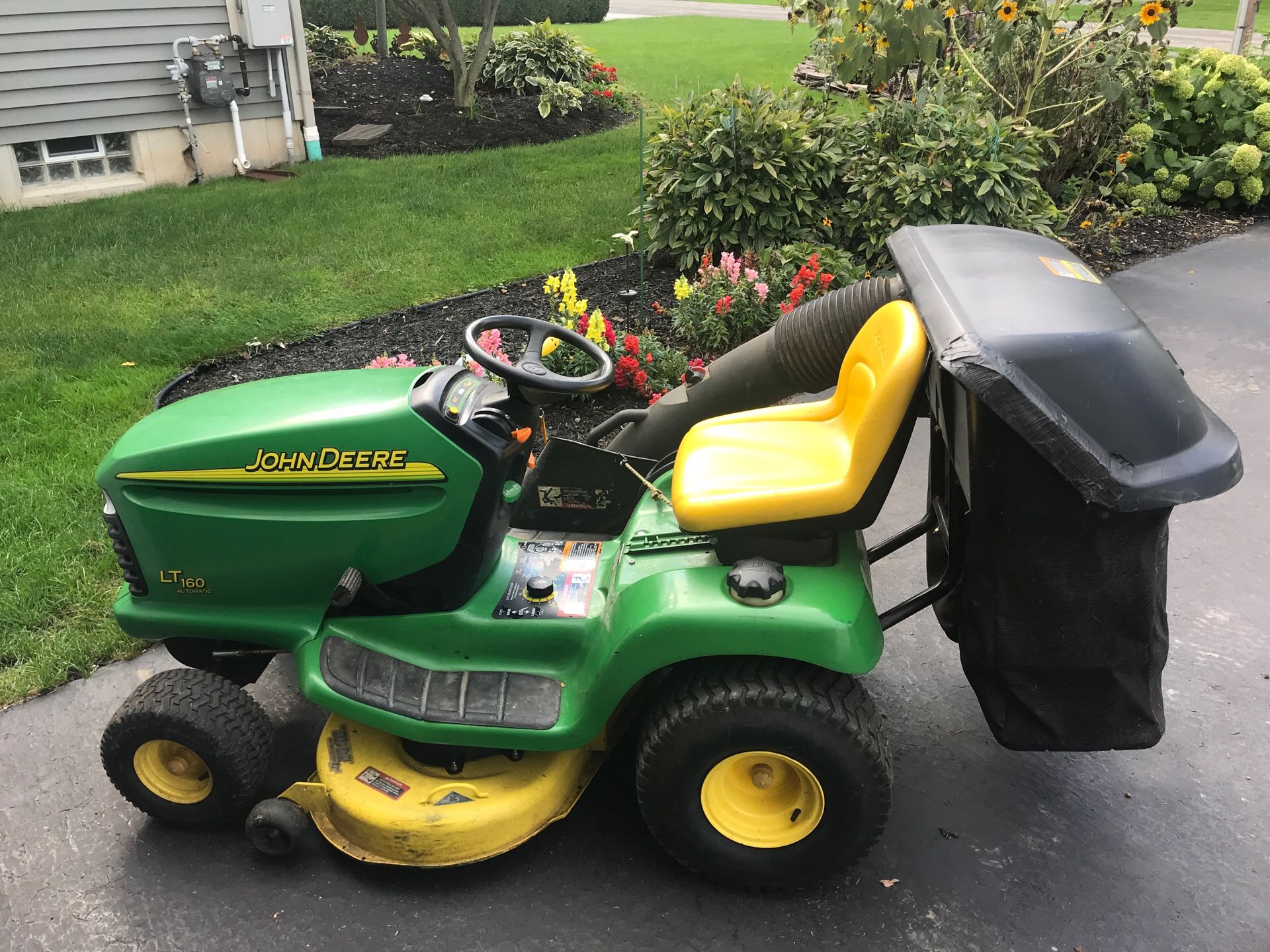 John Deere LT160 w/bagger for Sale in Niagara Falls, NY - OfferUp