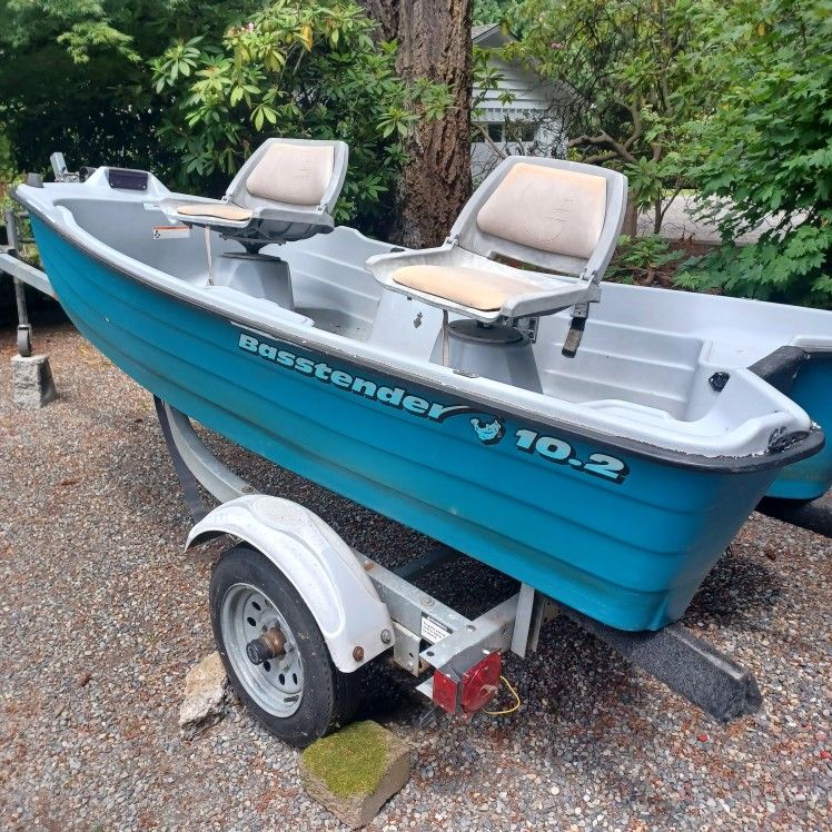 Basstender 10.2 BOAT AND EZLoad TRAILER for Sale in Federal Way, WA ...