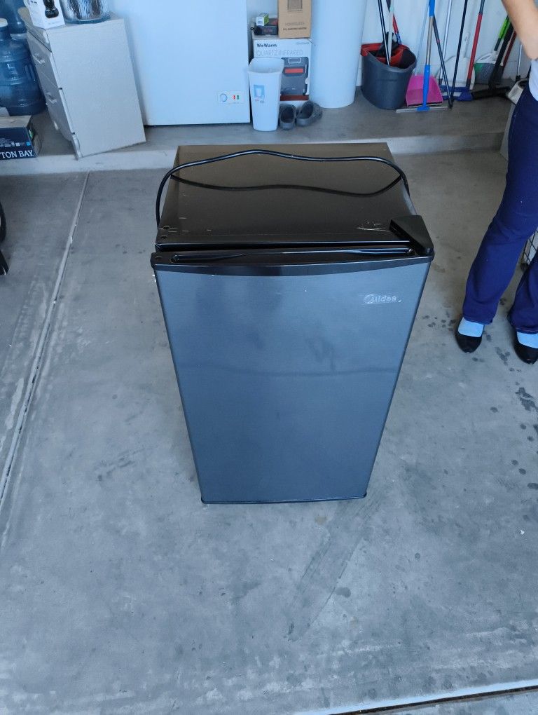 Midea Mini Fridge for Sale in Phoenix, AZ - OfferUp