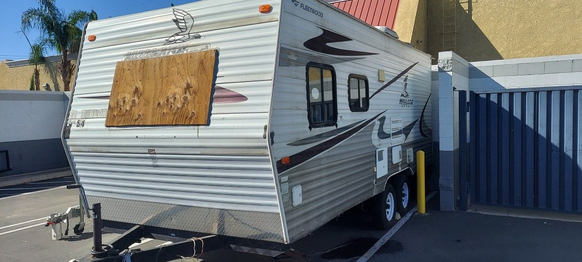 2009 Fleetwood Mallard Travel Trailer 22ft for Sale in Hemet, CA - OfferUp