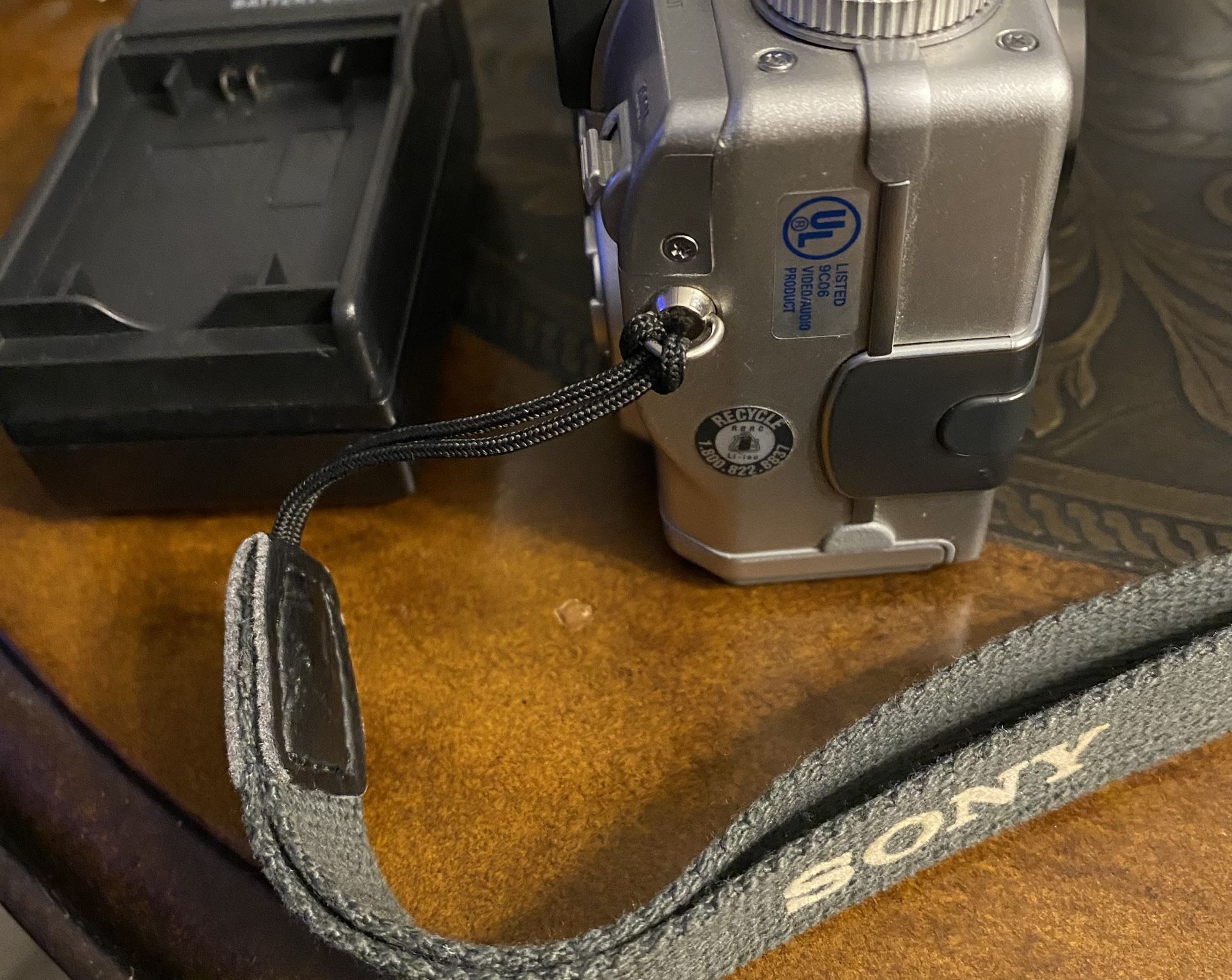 Sony Cybershot DSC-V1 5.0MP Compact Digital Camera Silver for Sale in ...