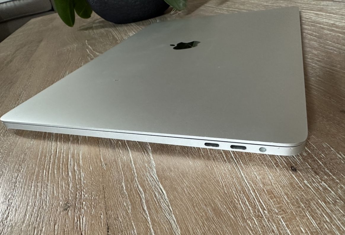 2017 Apple MacBook Pro 15" Core i7 3.1GHz 16GB RAM 500GB SSD Radeon 560 ...