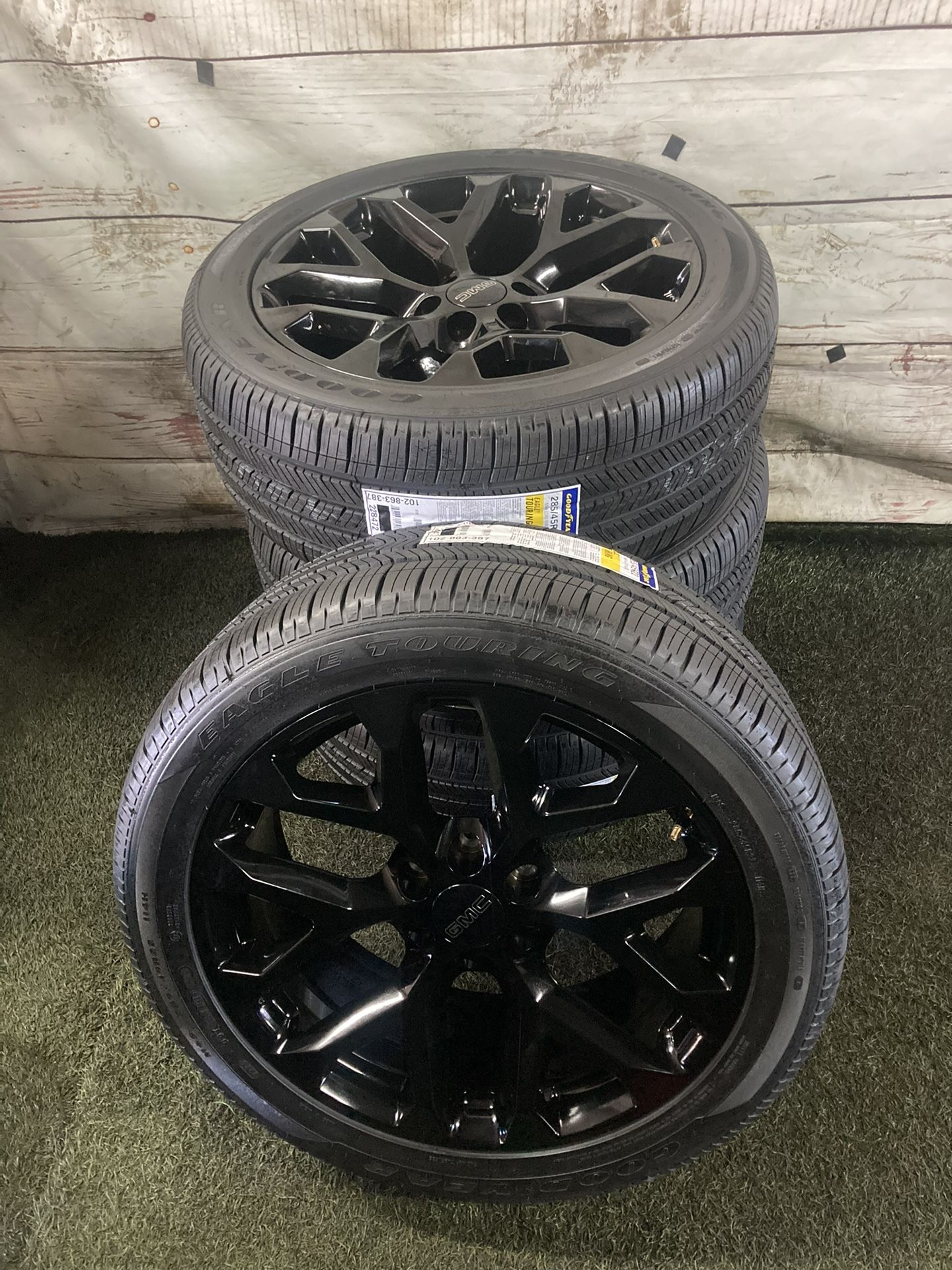 Brand New GMC Sierra Snowflakes 6 Lug 22 Inch REP Wheels for Sale in ...