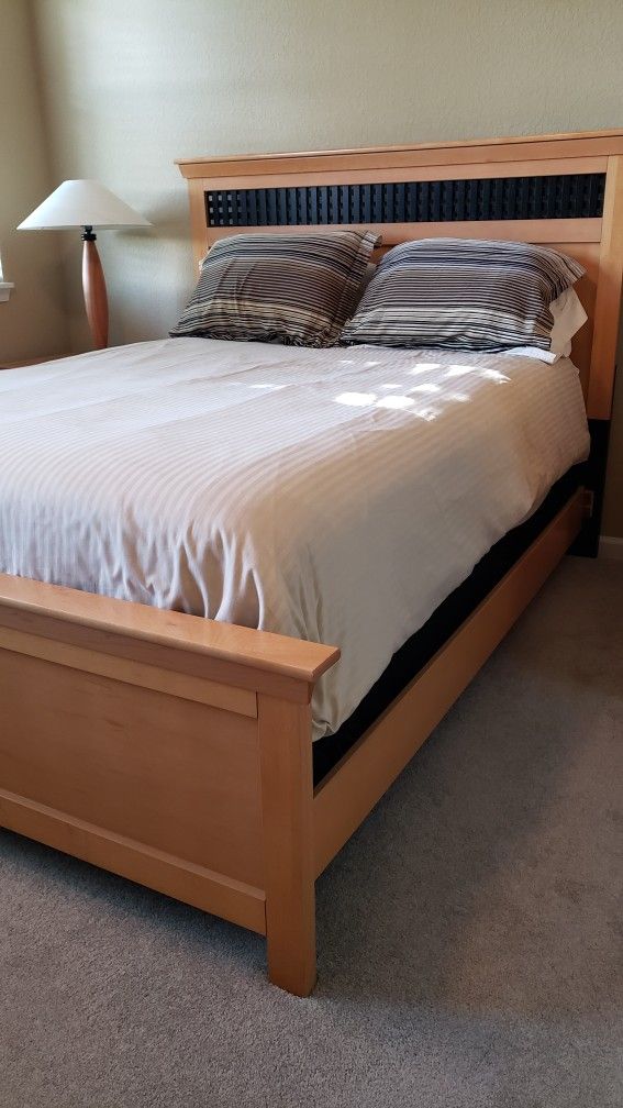 Ashley 5 Piece Queen Maple Bedroom Set for Sale in Jupiter, FL - OfferUp