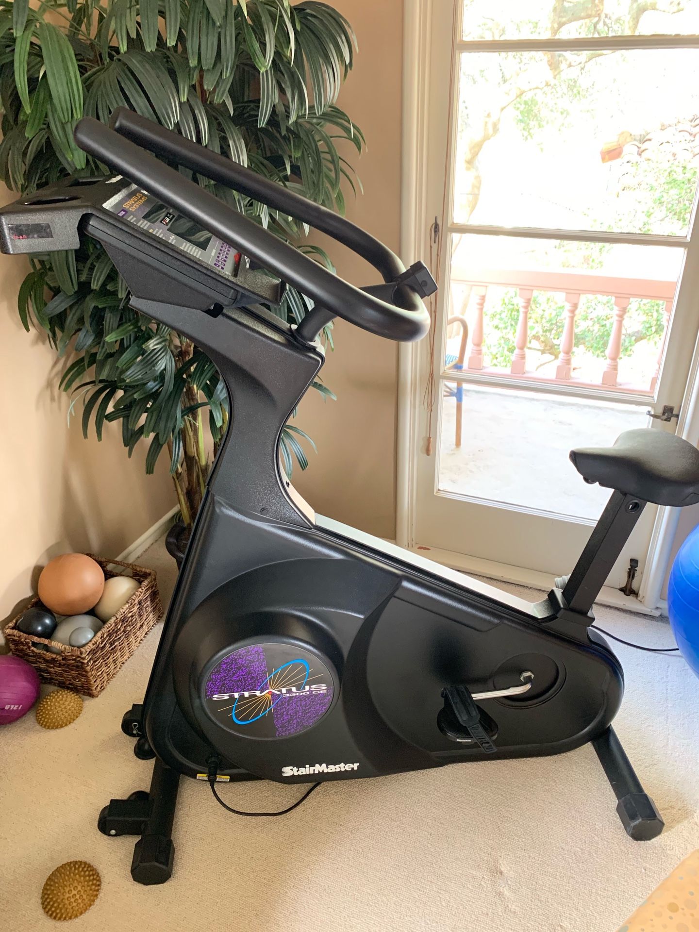 Stairmaster brand Stratus 3300 CE stationary bike. Overall Weight ...