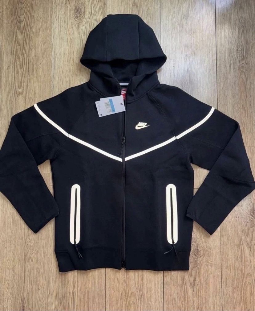 Nike Tech Fleece Reflective Size M for Sale in New York, NY - OfferUp
