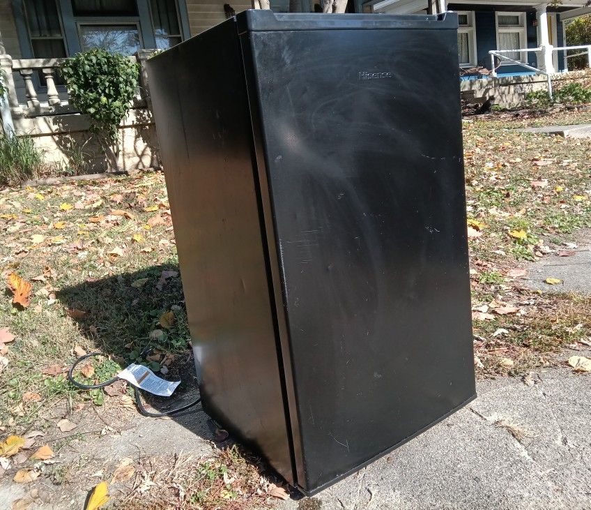 Hisense Compact Refrigerator with Freezer Compartment / Mini Fridge - 3 ...