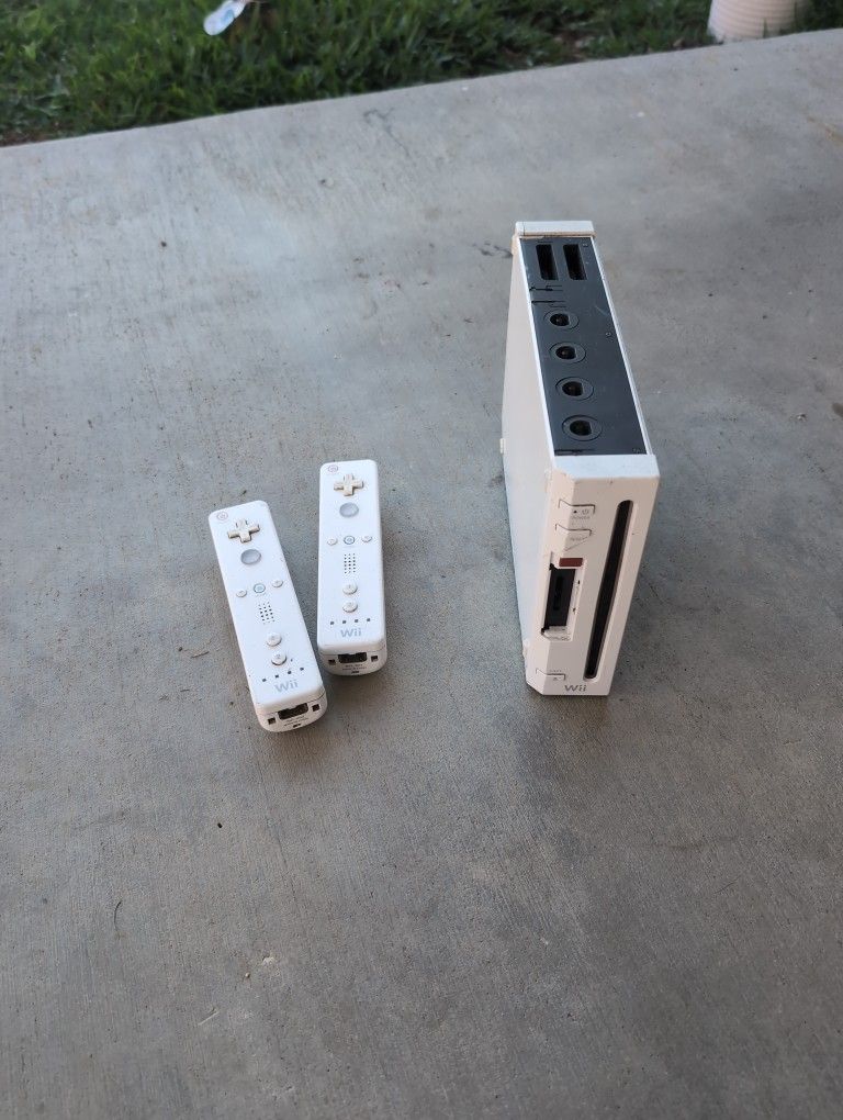 Broken Wii now with remotes. for Sale in Orange, CA - OfferUp