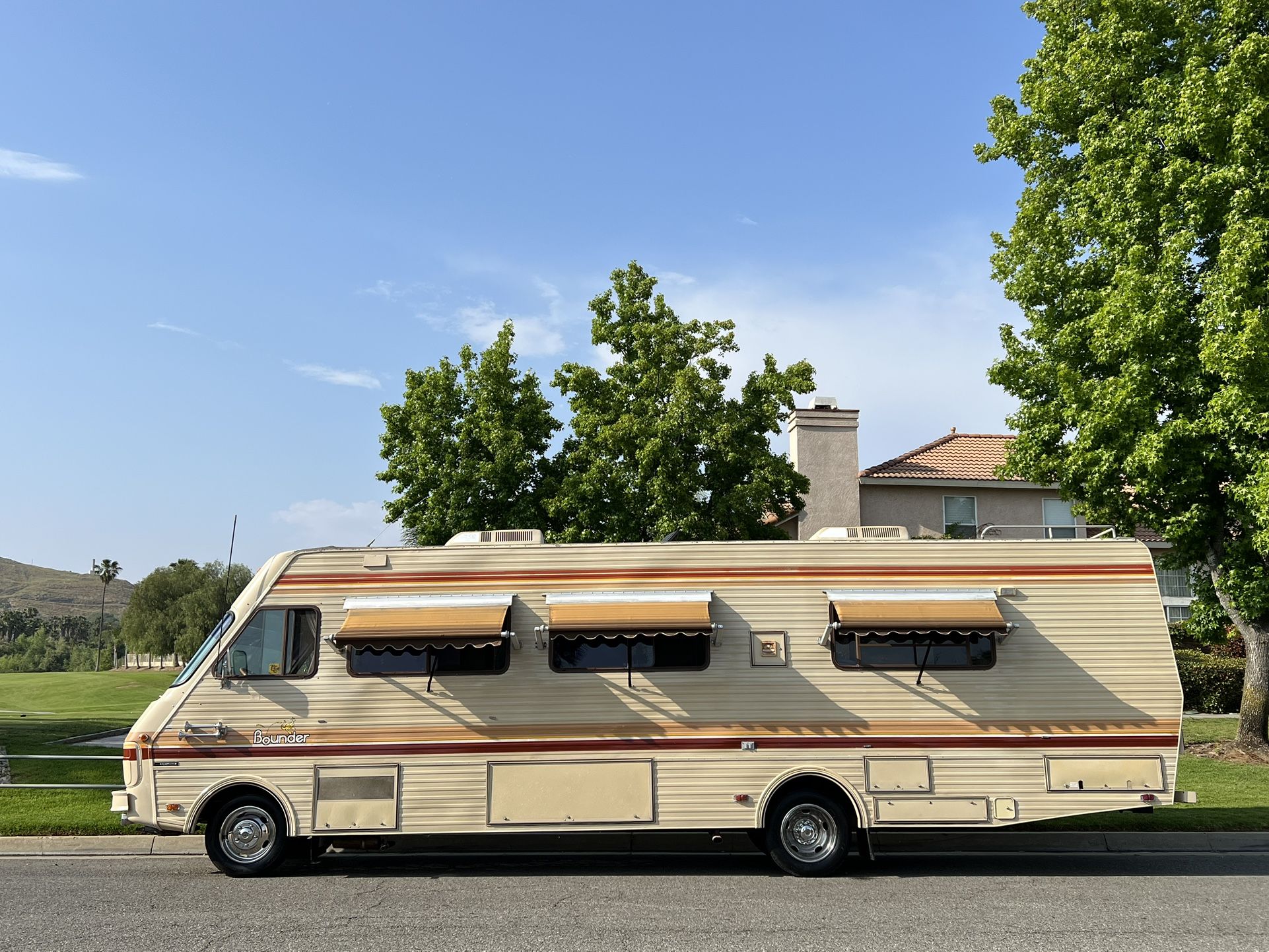 FLEETWOOD BOUNDER RV MOTORHOME, HAS 61,000 ORIGINAL MILES!!! for Sale ...