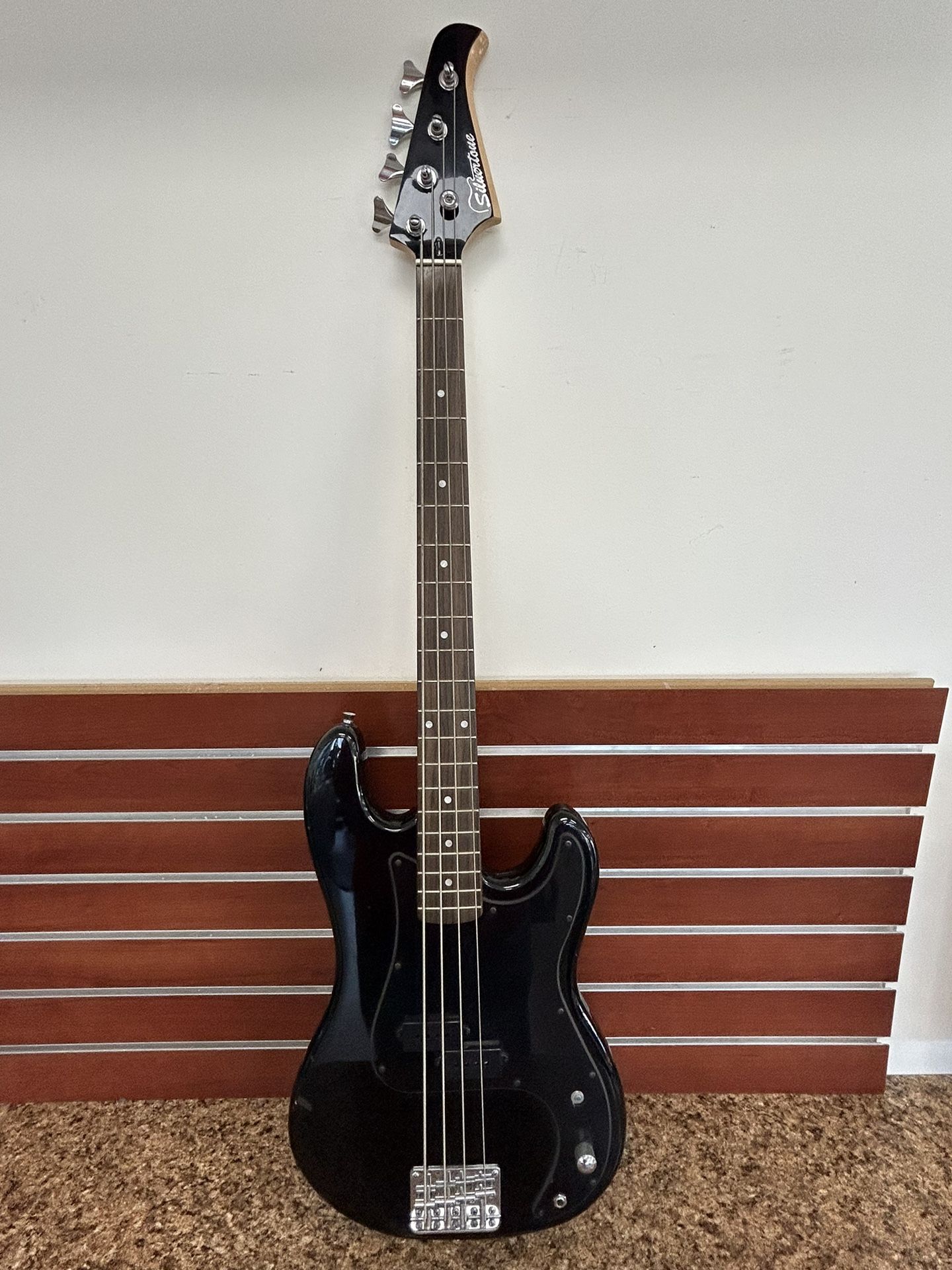 Silvertone Bass for Sale in Tacoma, WA - OfferUp