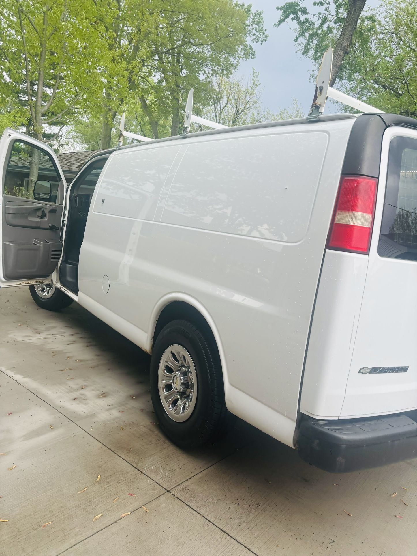 White Chevy Van Express 2012 G15 for Sale in Melrose Park, IL - OfferUp