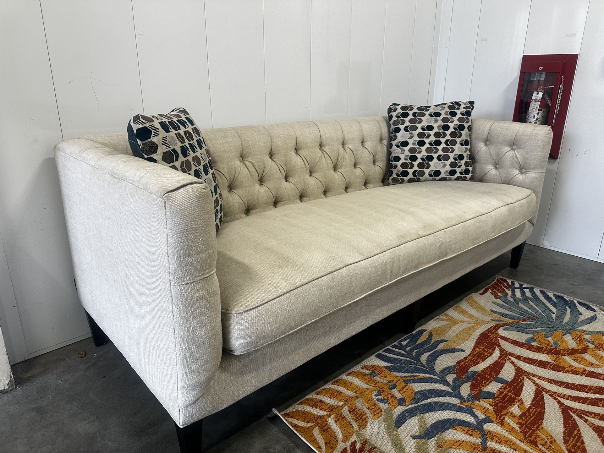 LARGE TUFTED COUCH W/ FREE DELIVERY for Sale in Long Beach, CA - OfferUp