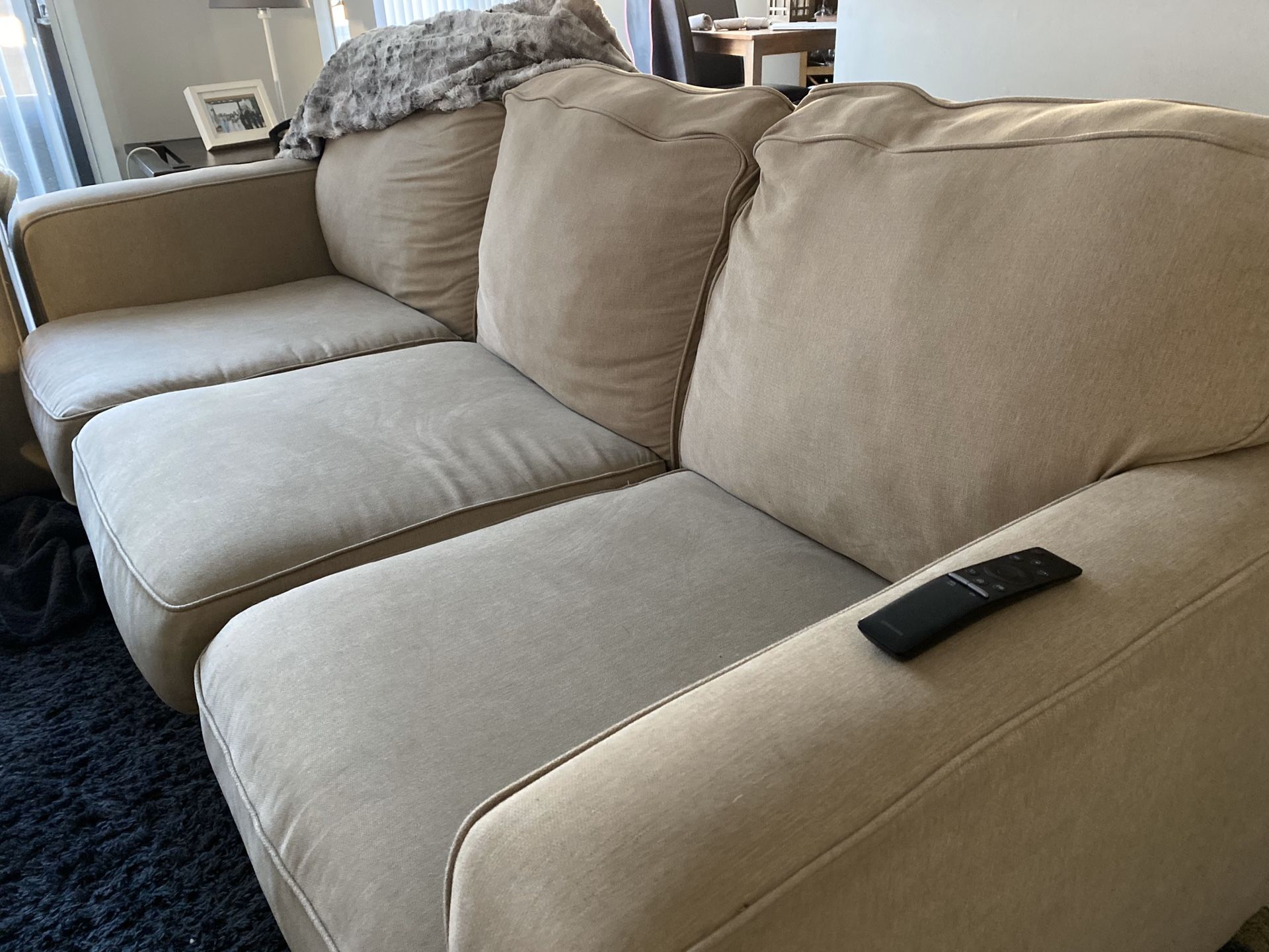 Two piece couch set for Sale in Alta Loma, CA - OfferUp