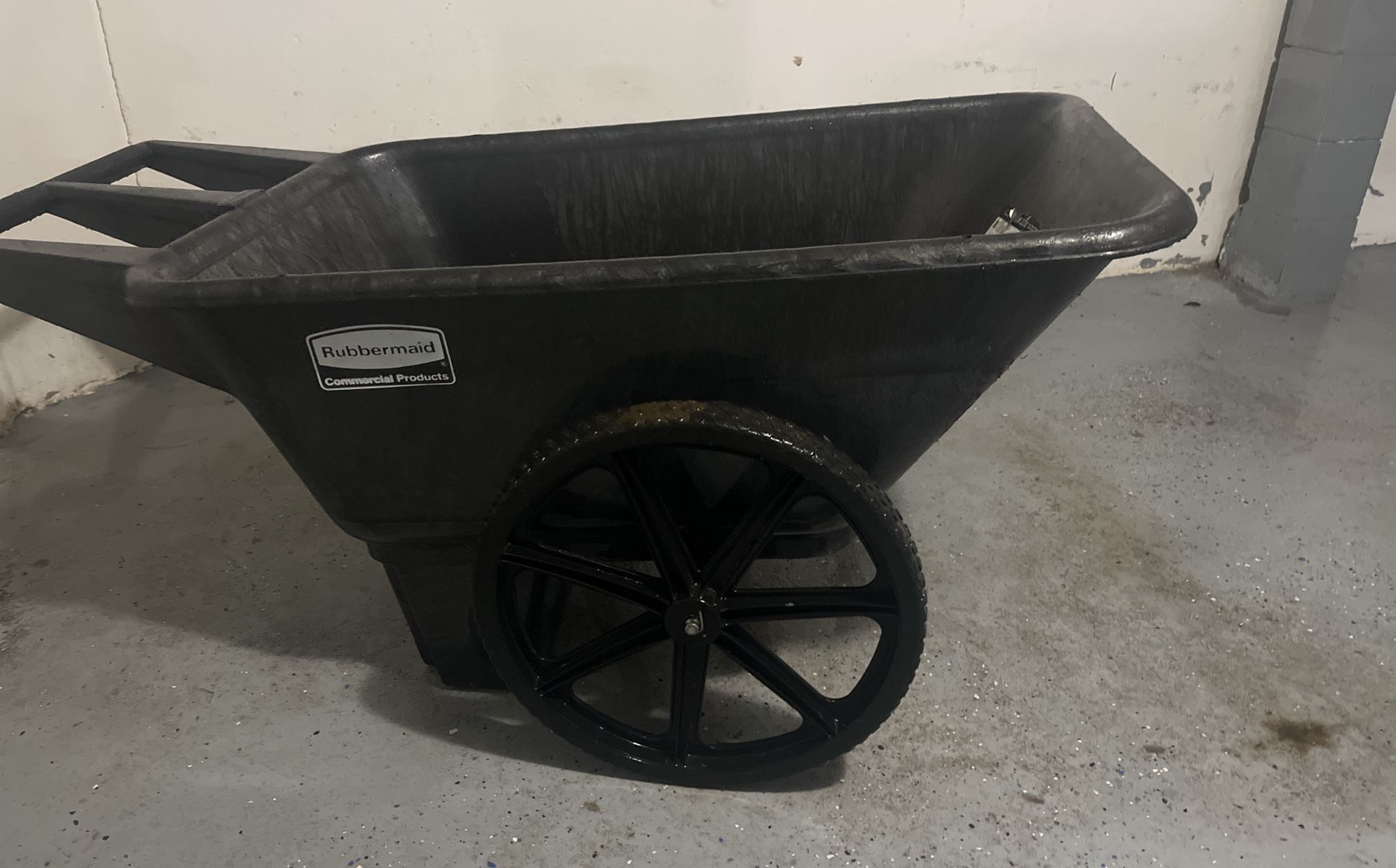 RUBBERMAID commercial Products wheelbarrow for Sale in Tacoma, WA - OfferUp