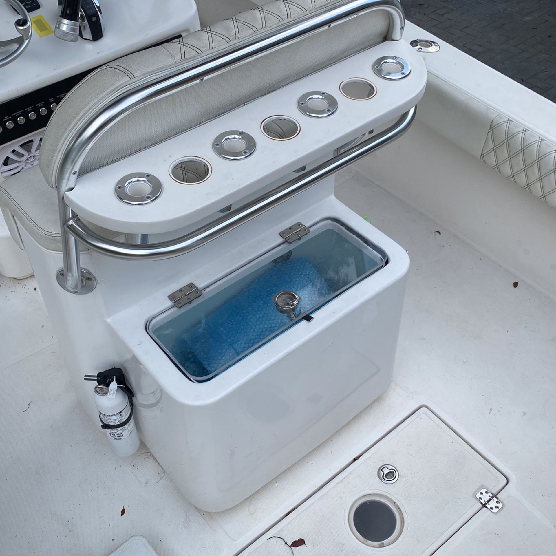 Boat Seat/Livewell for Sale in Miami, FL - OfferUp