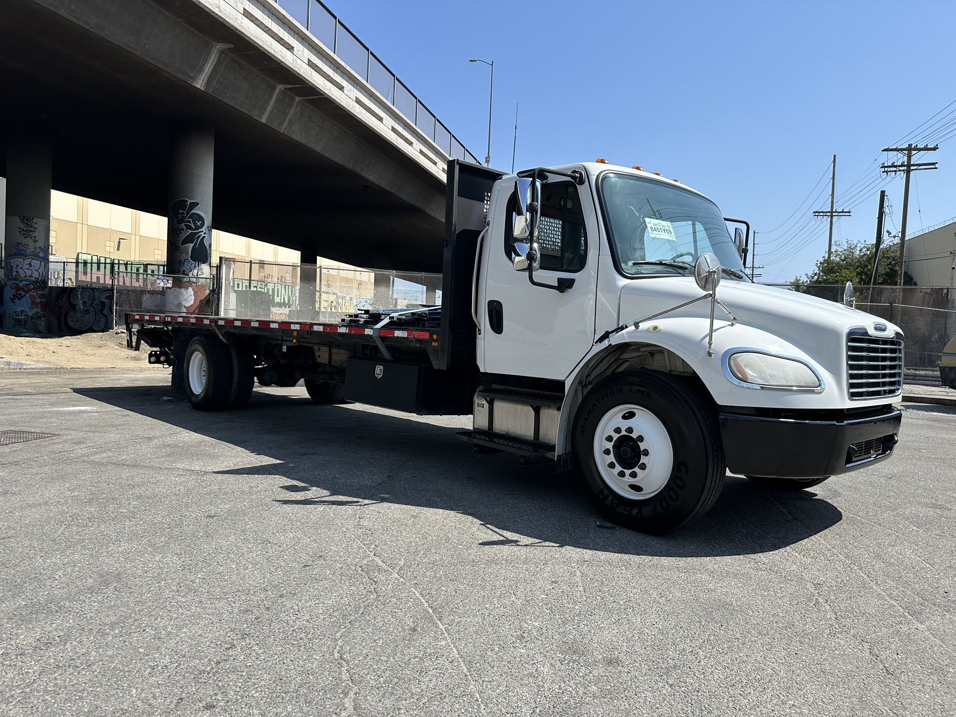 FREIGHTLINER FLATBED 26FT for Sale in Los Angeles, CA - OfferUp