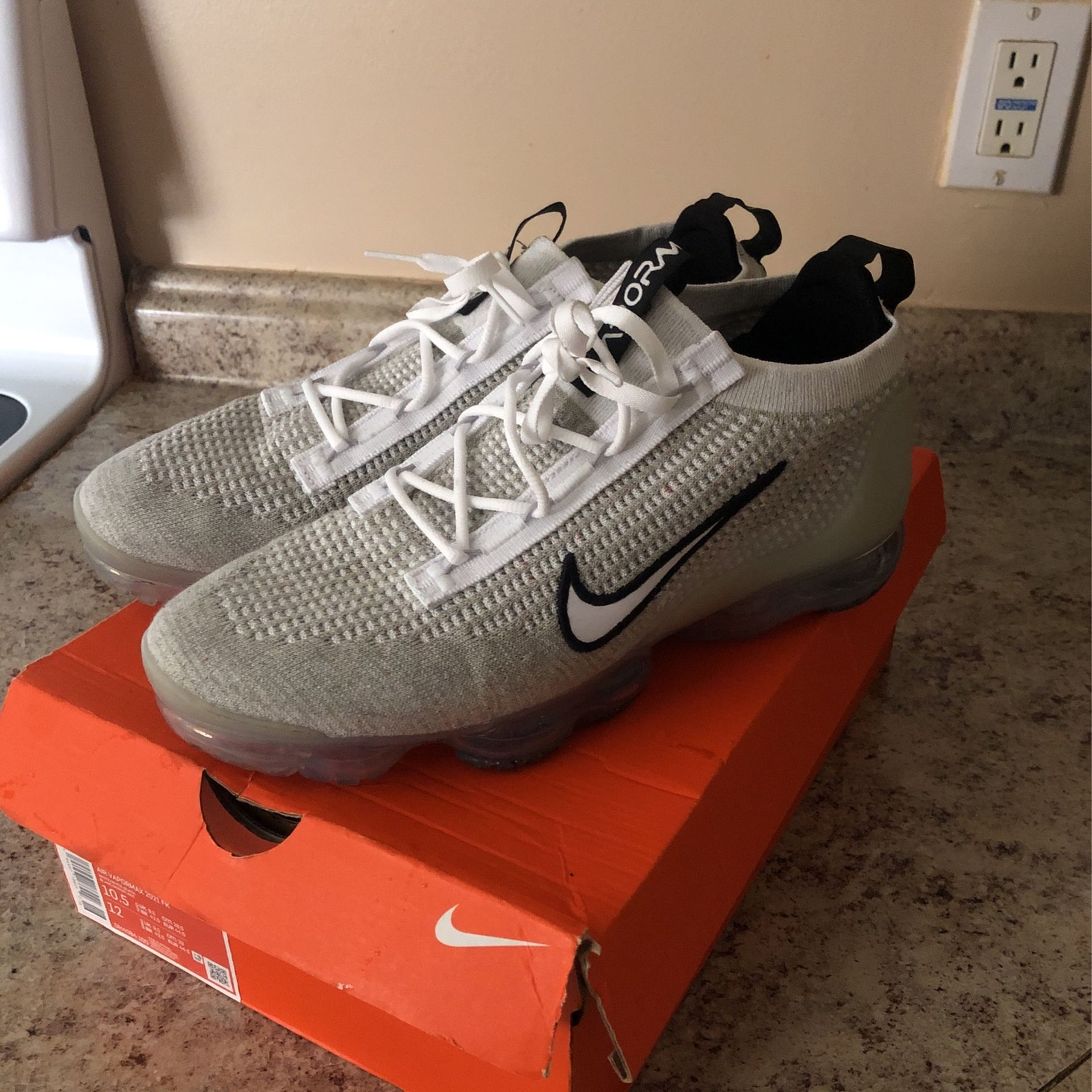 Nike Air Vapormax 2021 FK 10 1/2 for Sale in Riviera Beach, FL - OfferUp