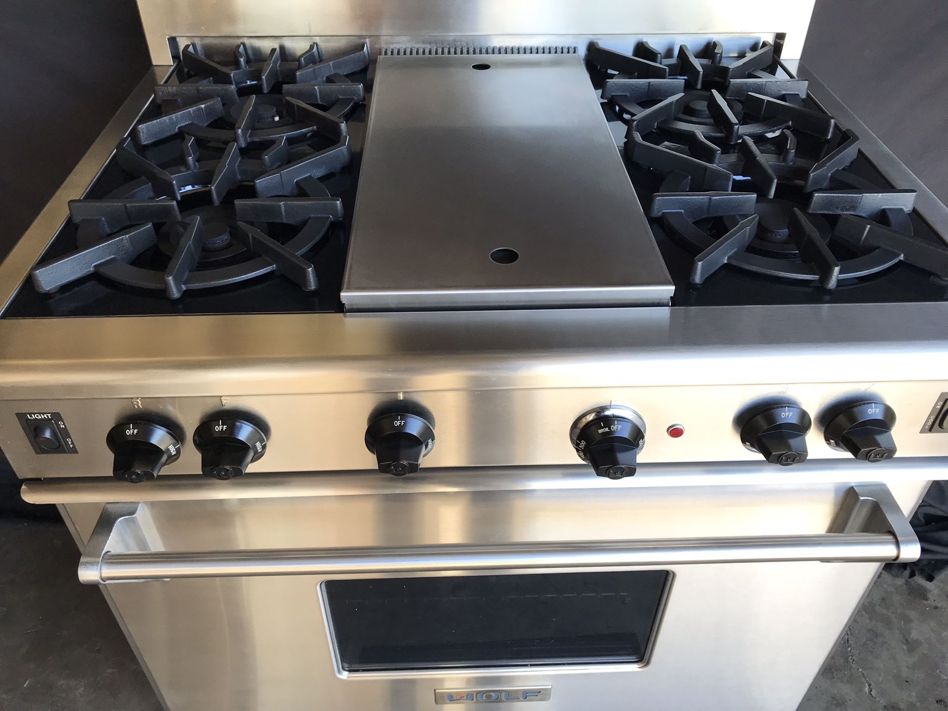 36" Gas Wolf Range With Grill And Convection Oven for Sale in Santa Ana ...