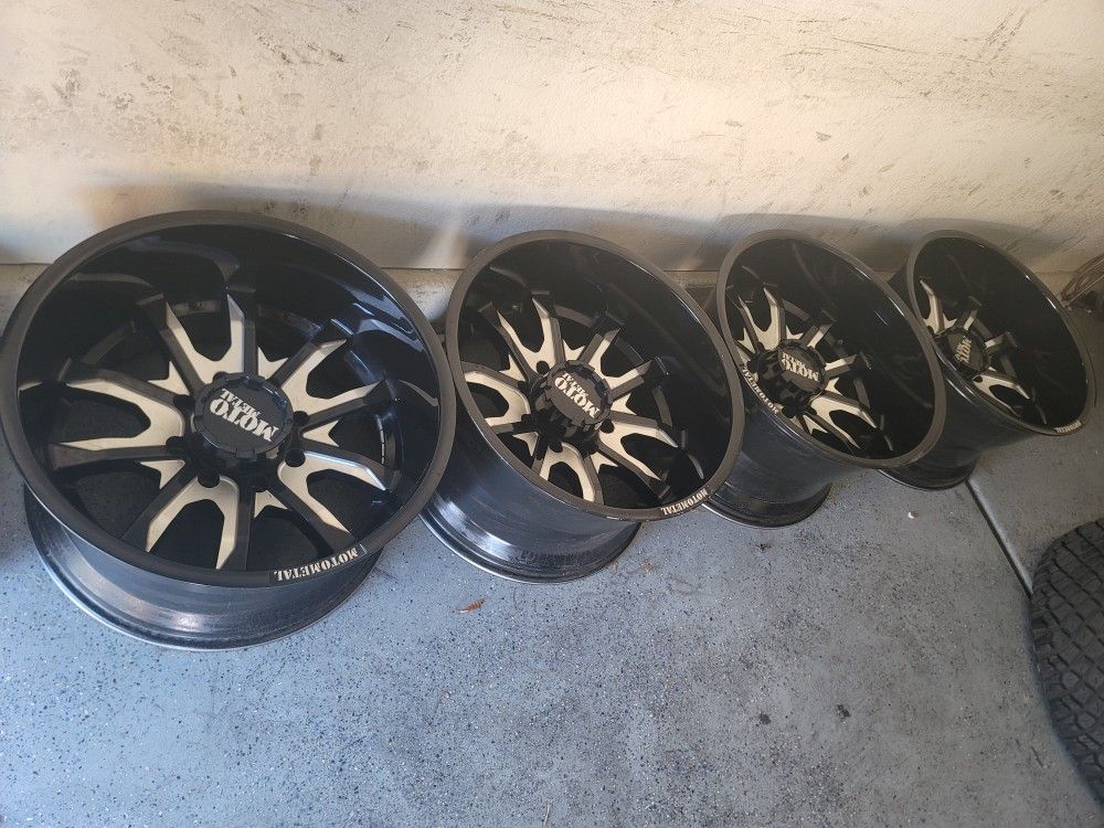 20" Moto Metal Dagger Wheels 8 Lugs For Ford 8x170 for Sale in Las ...