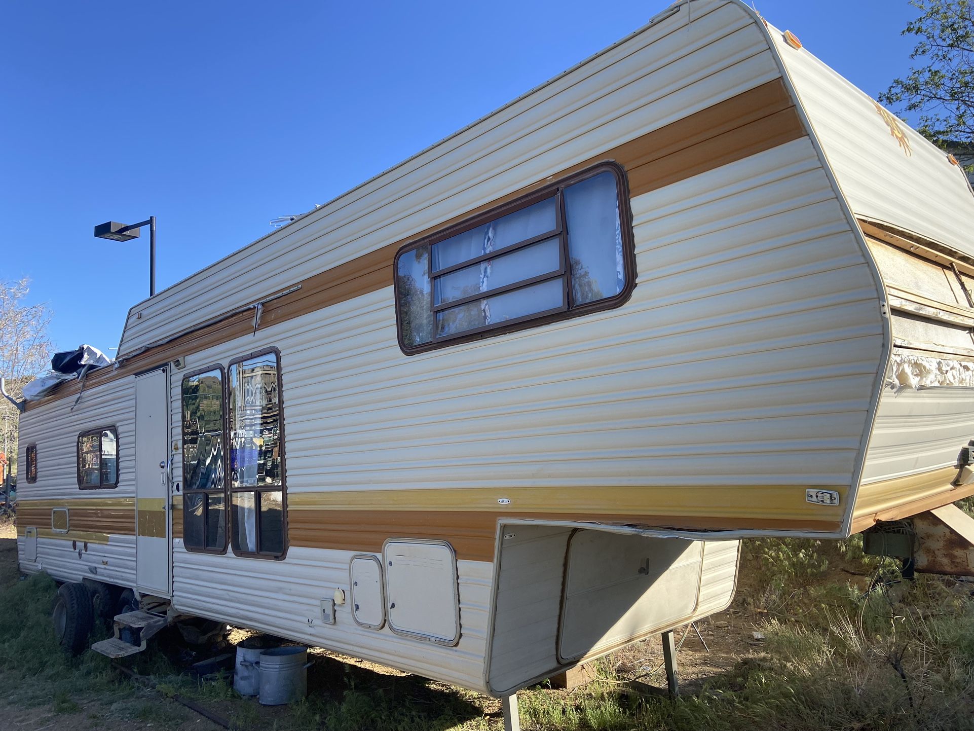 1985 Alpha Gold 5 Th Wheel for Sale in Pinon Hills, CA - OfferUp