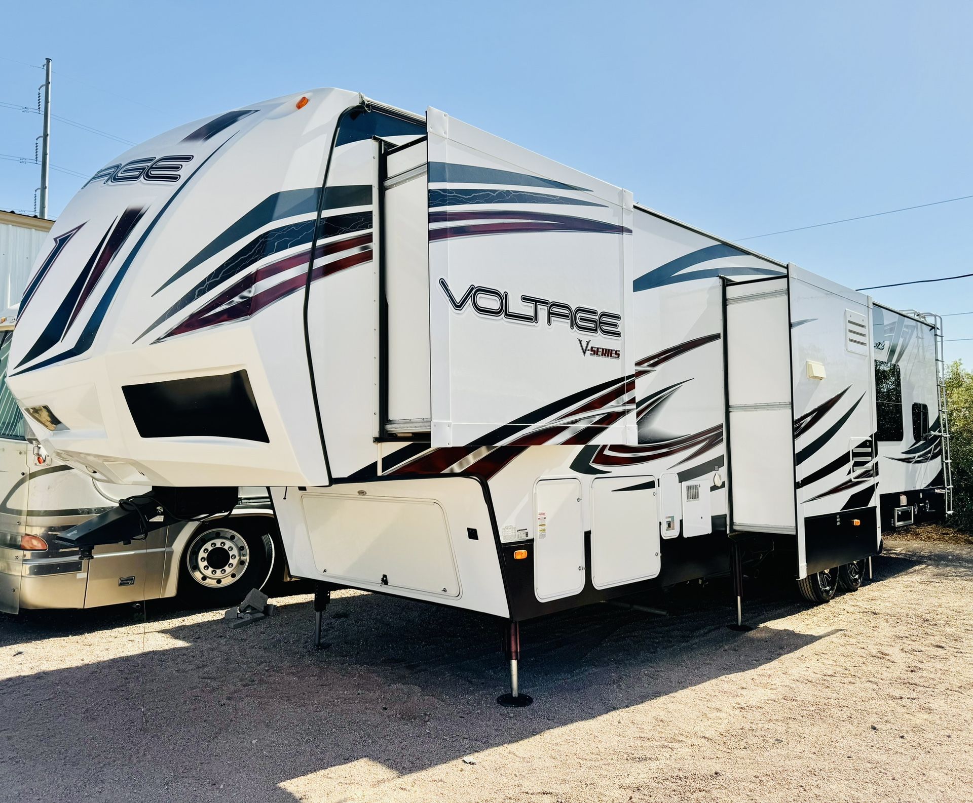 14 voltage 38ft fifth wheel toy hauler with 3 slide outs bath and half ...