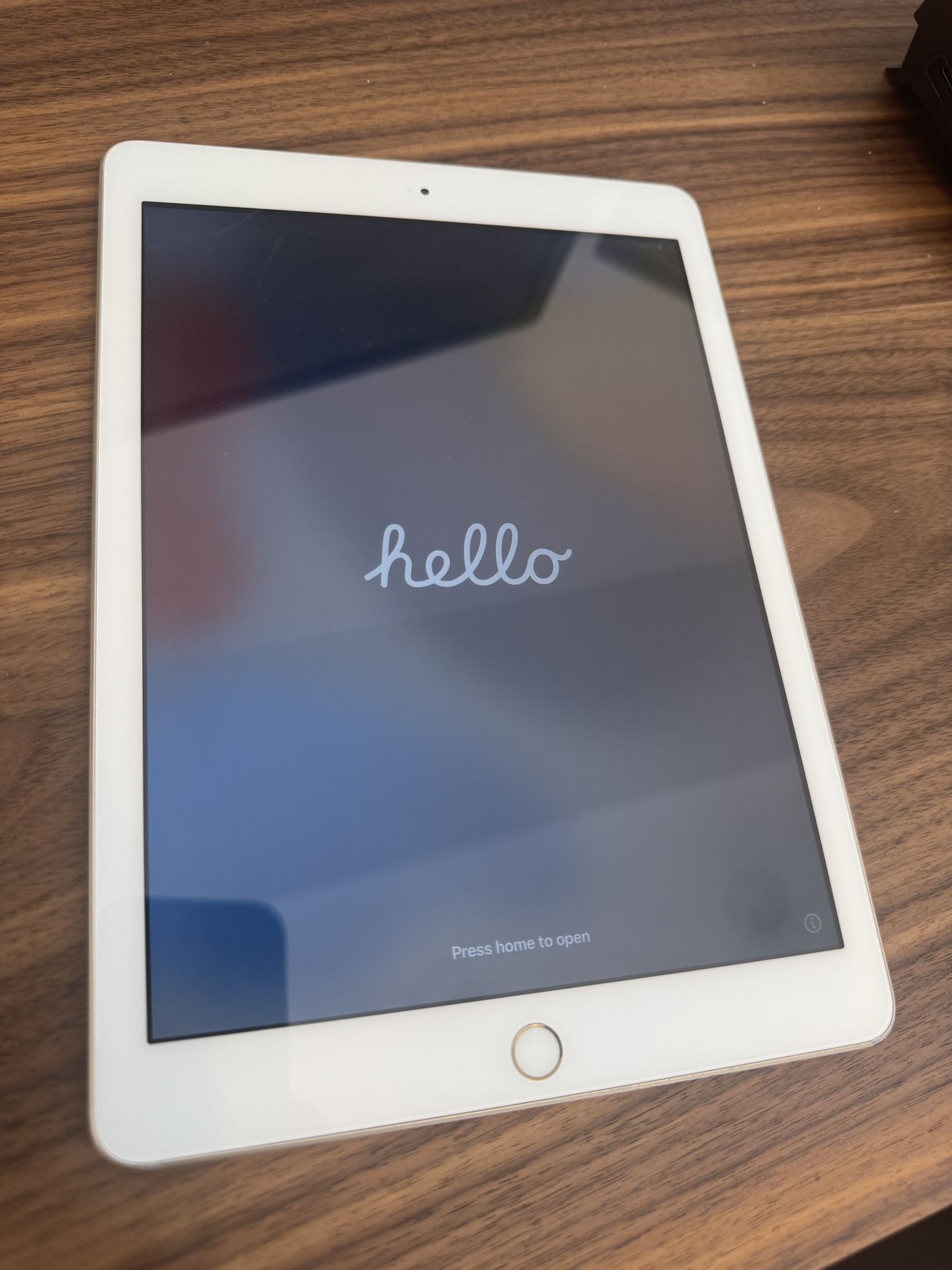 Apple iPad 5th Generation 128gb for Sale in Santa Ana, CA - OfferUp