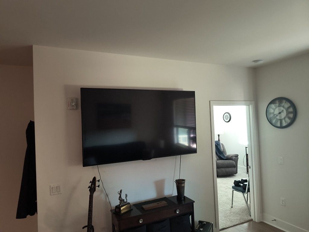 70 Inch Hi Def TV for Sale in Gilbert, AZ - OfferUp