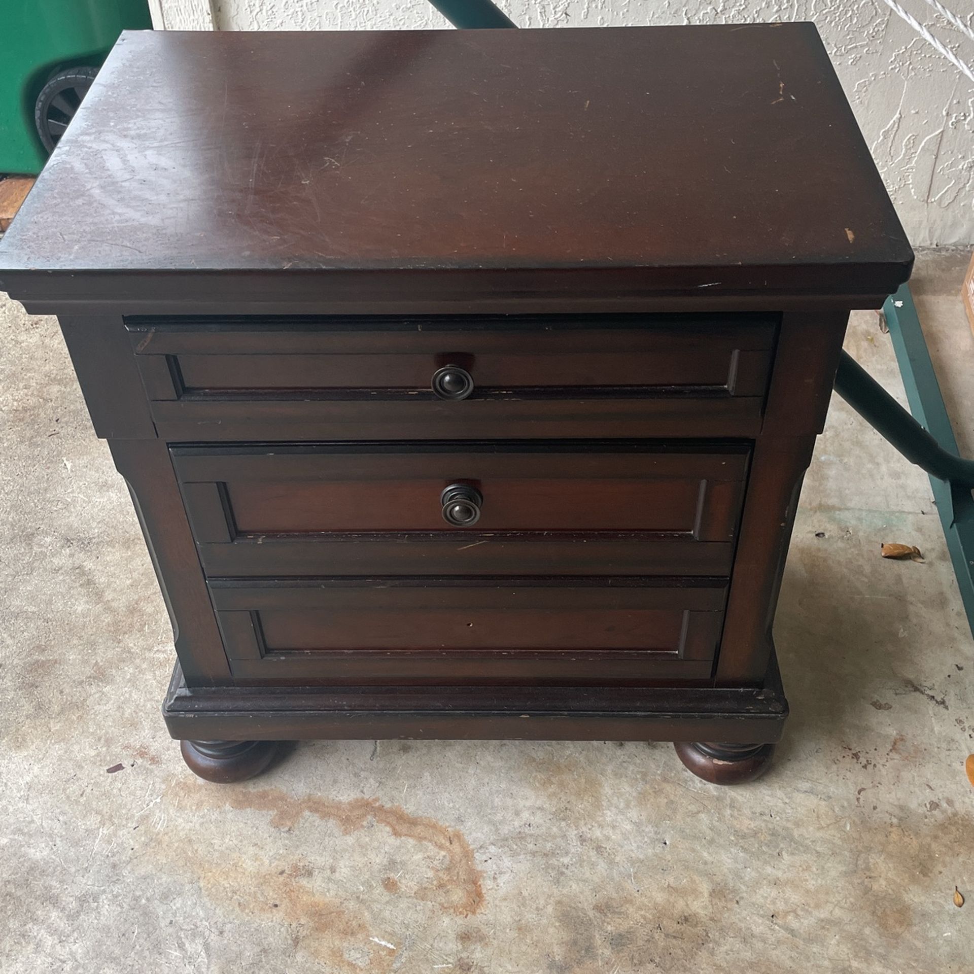 Free Bedside lamp Stand for Sale in Fort Lauderdale, FL - OfferUp