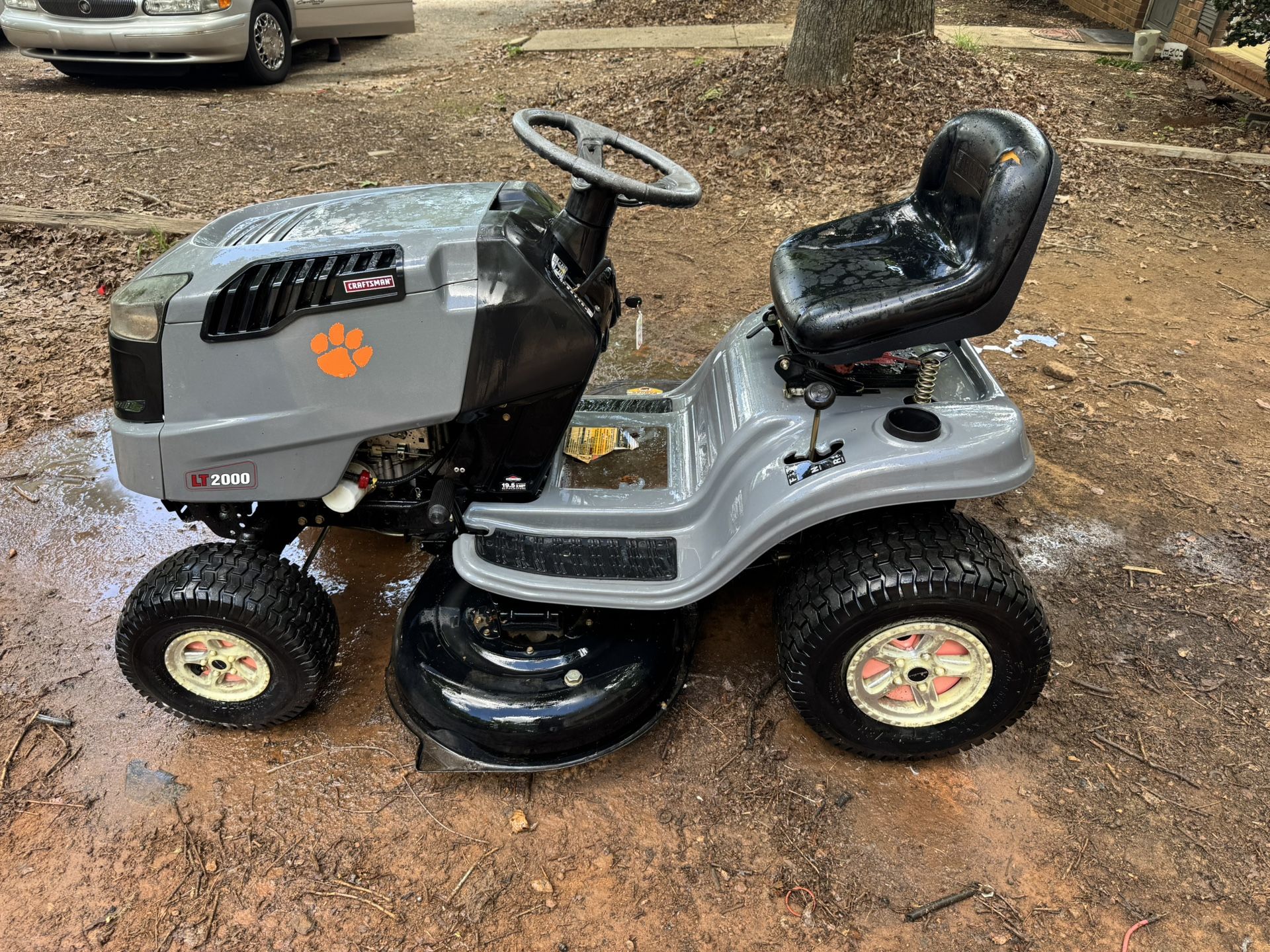 Craftsman Lt 2000 Riding Lawnmower for Sale in Spartanburg, SC - OfferUp