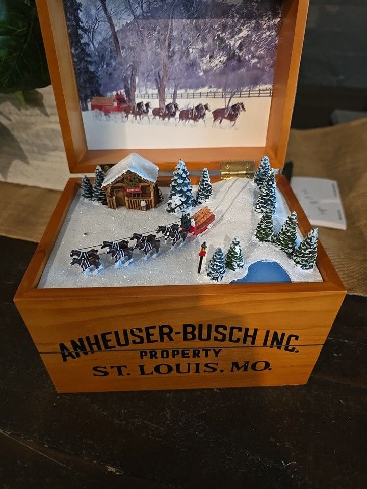 ANHEUSER BUSCH INC MUSICAL BOX for Sale in Gilbert, AZ - OfferUp
