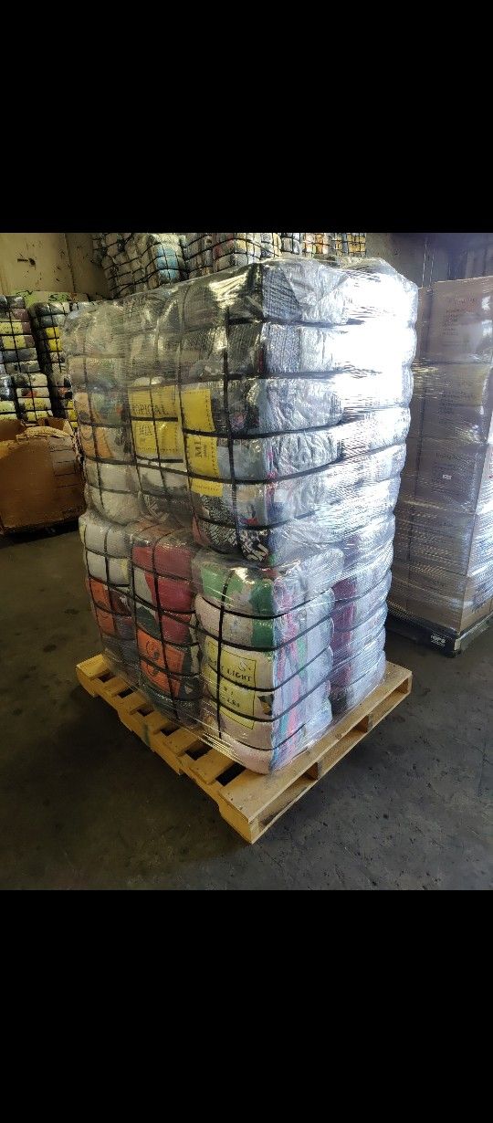 AMAZING Pacas de Ropa AMERICANAS/ AMERICAN CLOTH BALES for Sale in ...
