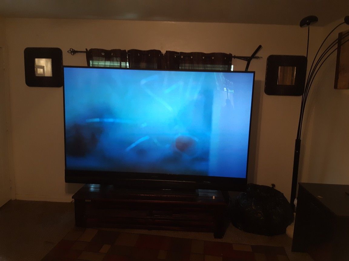 Mitsubishi 92 inch 3d tv for Sale in Gainesville, FL - OfferUp