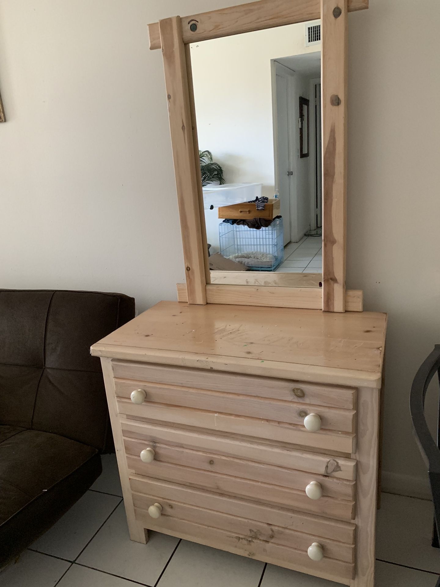 Gavetero con espejo for Sale in North Miami Beach, FL - OfferUp
