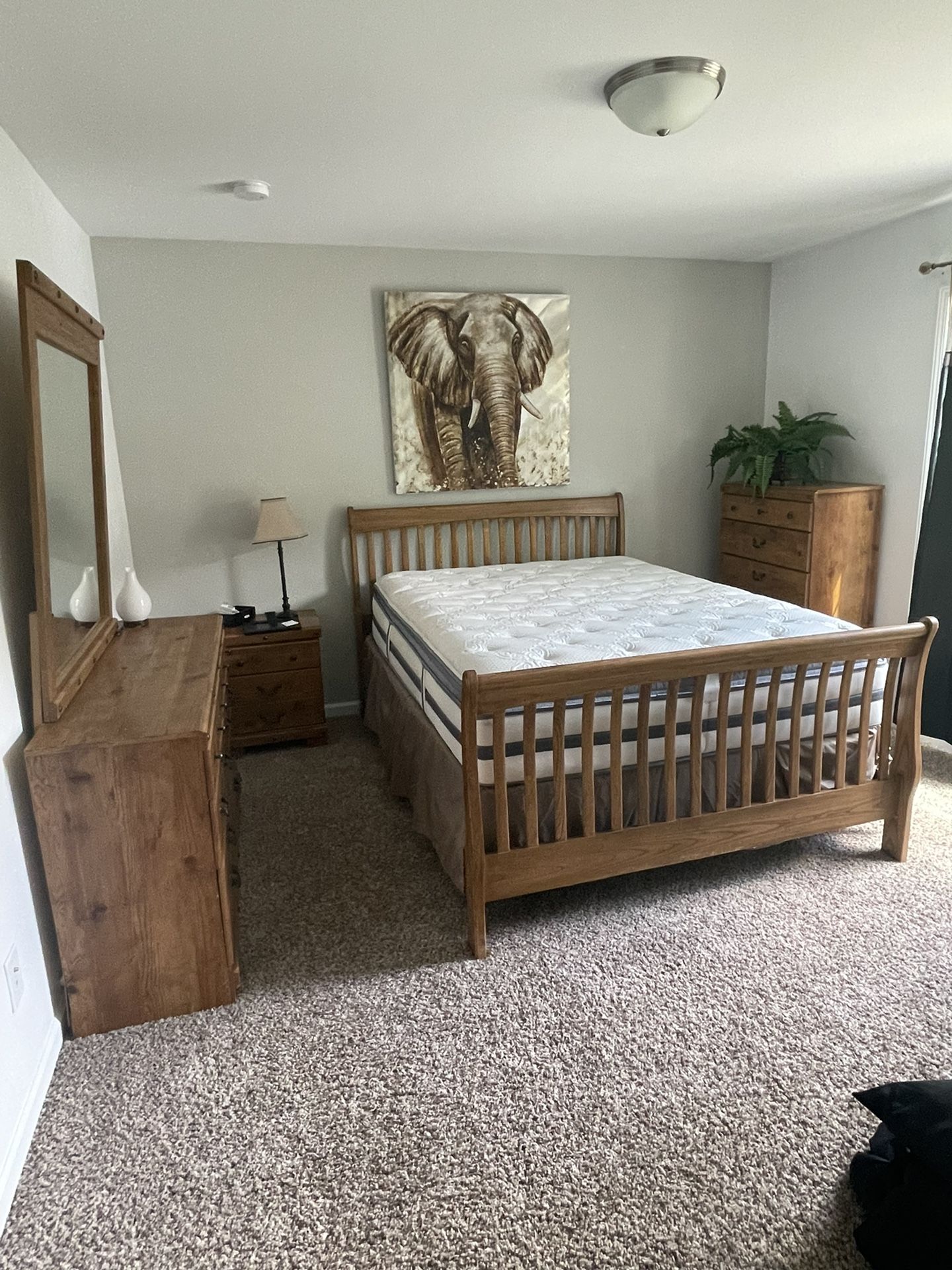 Used Queen Bet Set (Bed, Rails, Dresser, Mirror, Nightstand, Chest) for ...