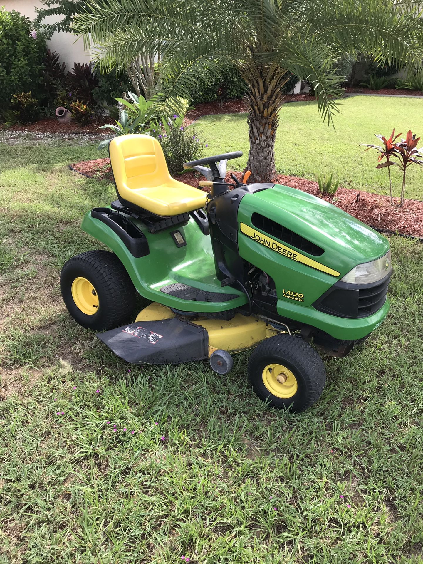 JOHN DEERE LA120 HYDROSTATIC TRACTOR 42 INCH RIDING LAWN MOWER for Sale ...
