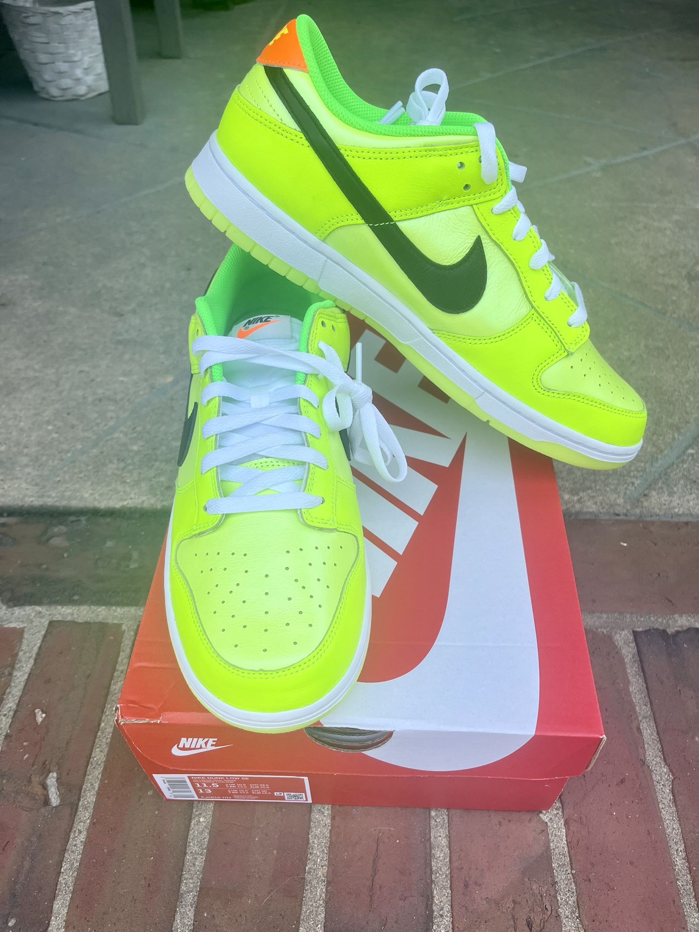 Nike dunk Low Splash Volt for Sale in Williamstown, NJ - OfferUp