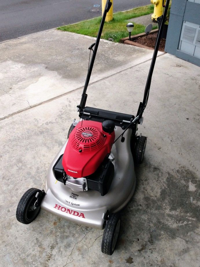 Honda HRR216 Self Propelled Lawnmower (Lawn Mower) for Sale in Auburn, WA - OfferUp