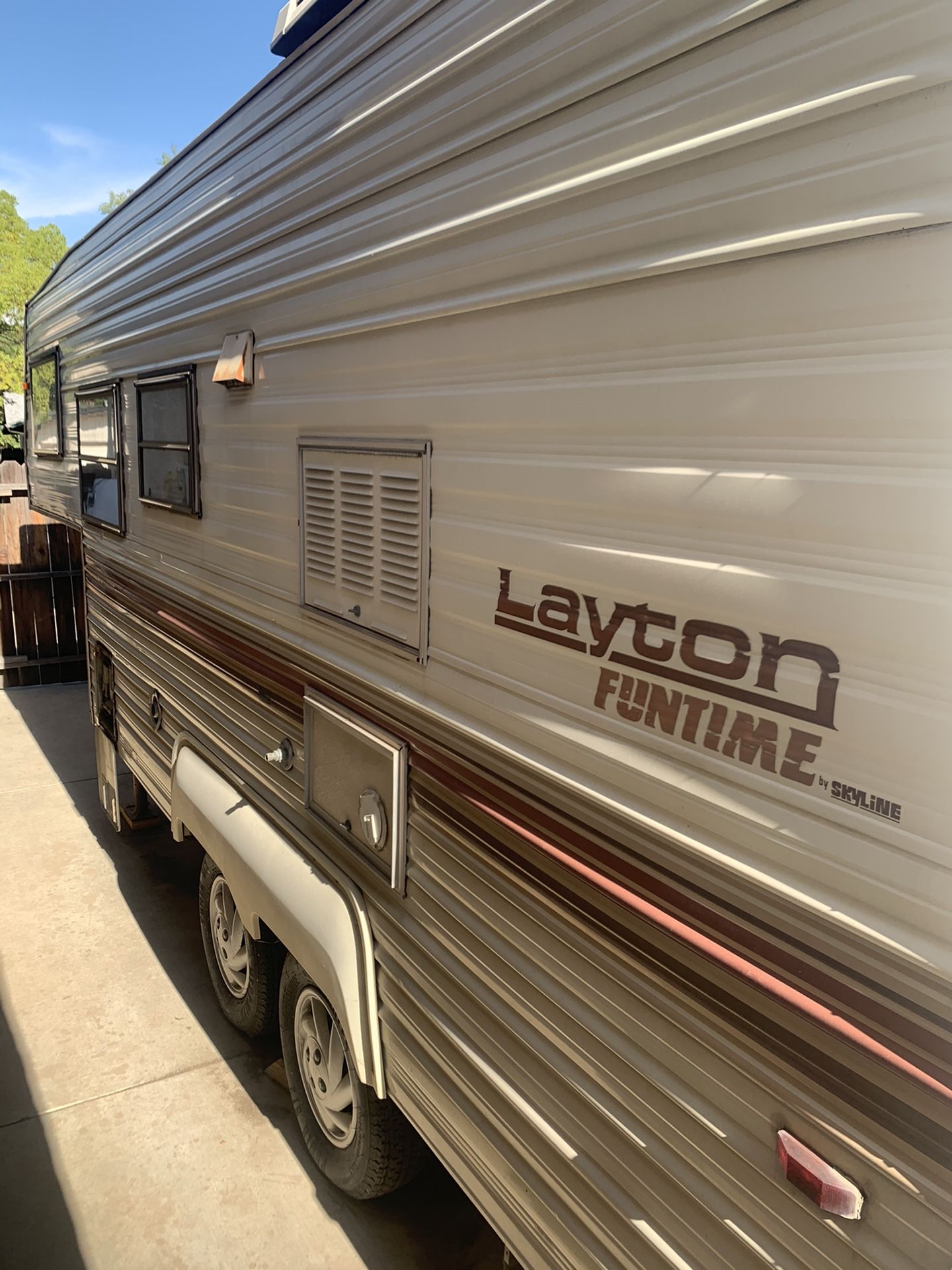 Layton Funtime 5th Wheel 20 foot Trailer for Sale in Fresno, CA - OfferUp