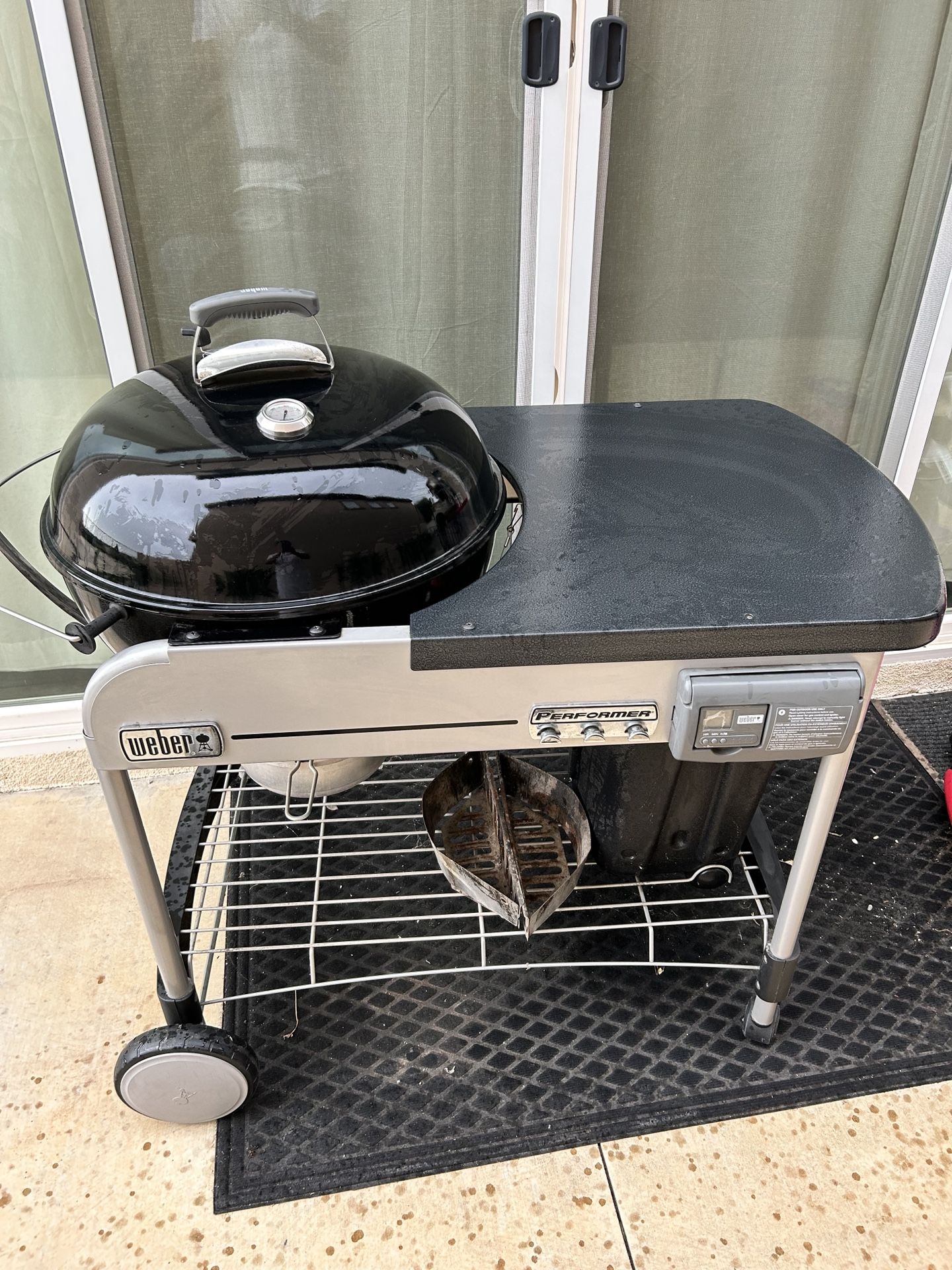 Performer Deluxe Charcoal Grill 22” for Sale in Brea, CA - OfferUp