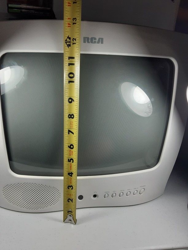 White RCA 13" Inch CRT TV Original Remote Retro Gaming 60$ for Sale in ...