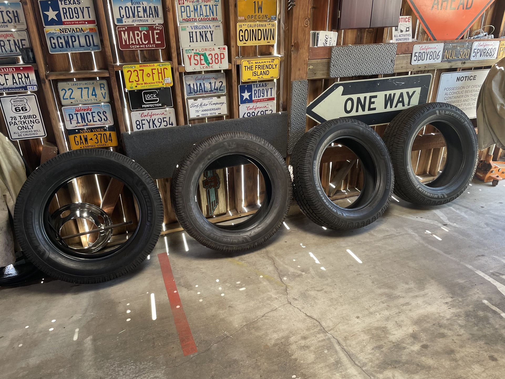 4 New Michelin Defender Ltx 275/60R22 for Sale in Los Angeles, CA - OfferUp