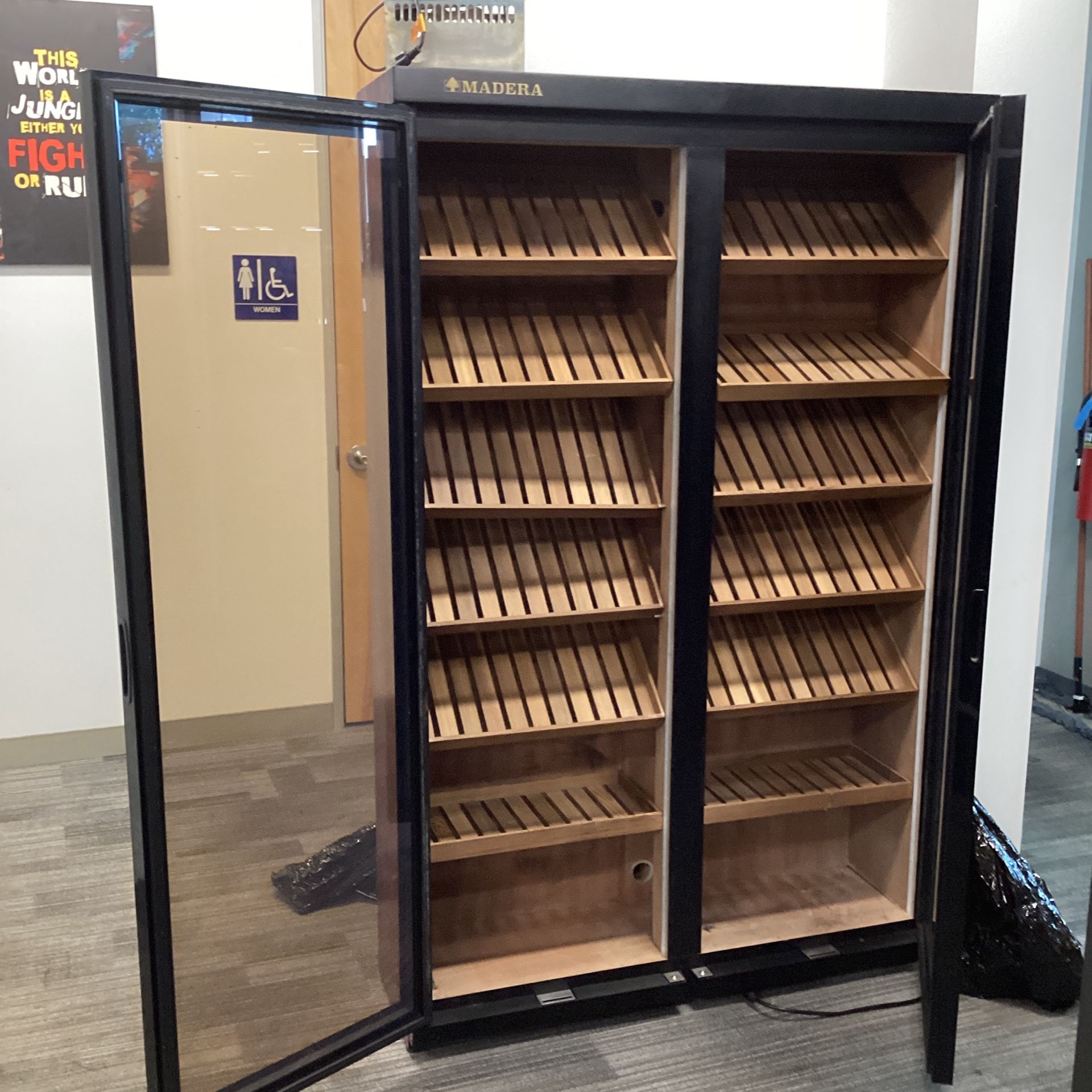 Commercial Cigar Display for Sale in Anaheim, CA - OfferUp