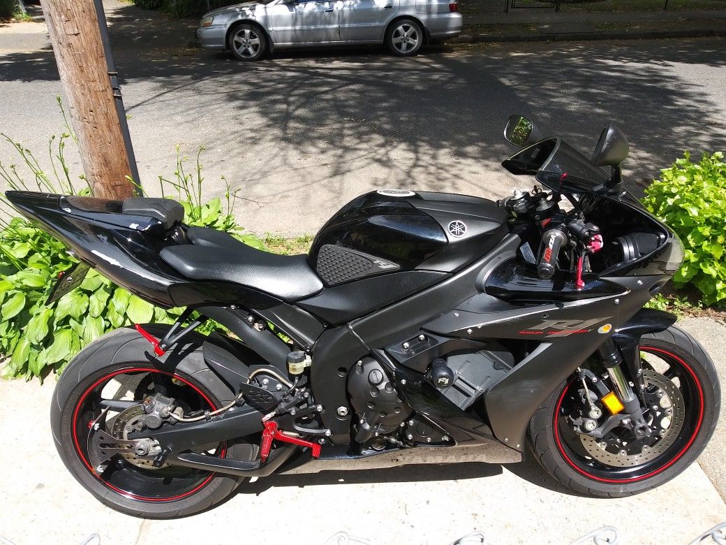 2005 Yamaha R1 Raven Edition 22,000 miles. Looking to get $4,000 cash ...
