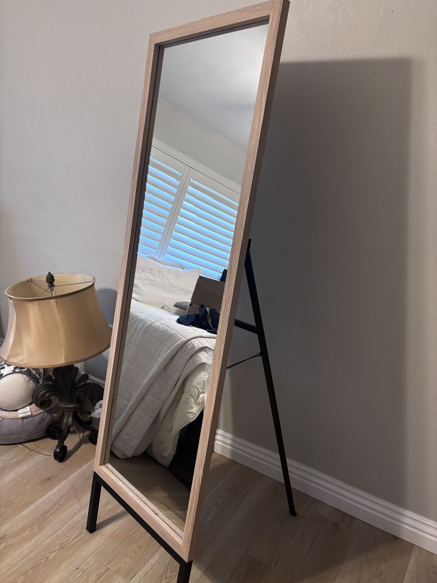Large And Sturdy Floor Mirror for Sale in Bakersfield, CA - OfferUp