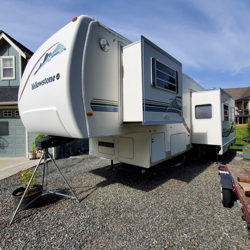 2000 Yellowstone Capri xl for Sale in Snohomish, WA - OfferUp