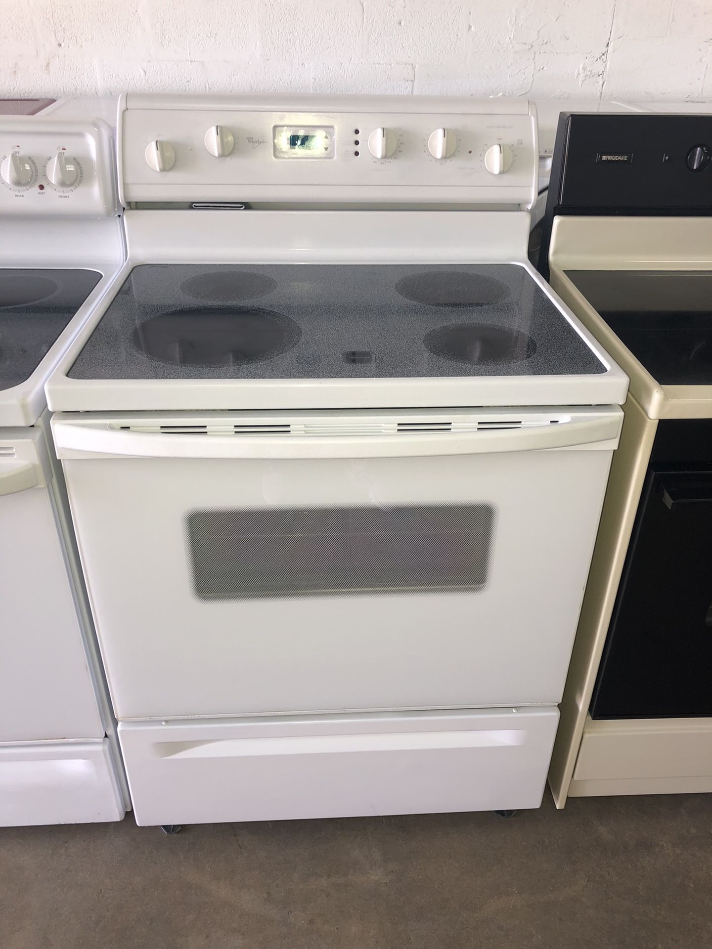 WHIRLPOOL ELECTRIC STOVE Works great and warranty for 3 month ...