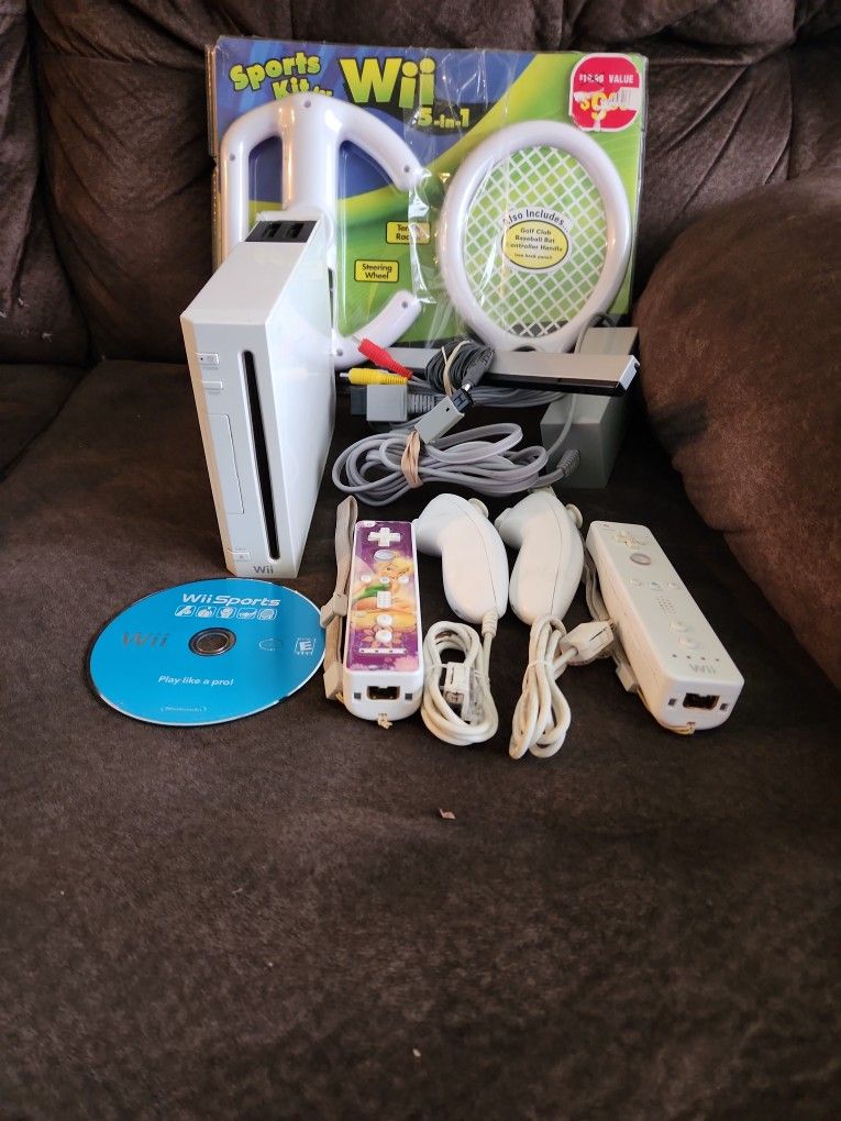 Wii, 2 Controllers & Sports Kit for Wii for Sale in Vancouver, WA - OfferUp