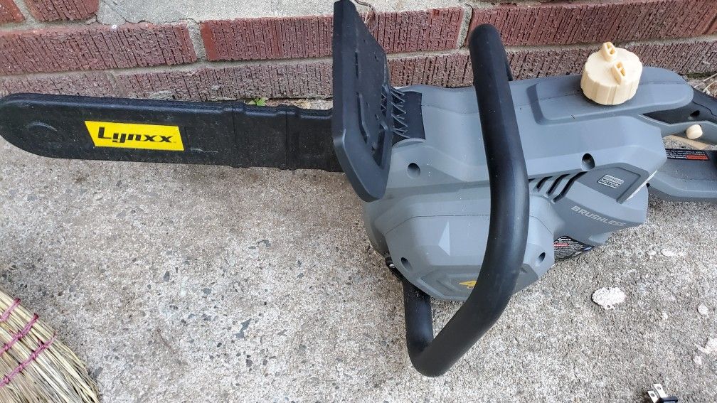Lynxx Chain Saw Pole Saw Come 2 Batteries 2 Chargers Power tools